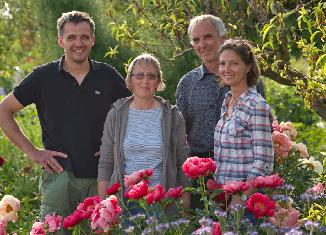Peony Hybridizers: Giessler Wolfgang and Angelika – The Peony Society